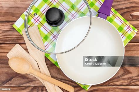 보라색 프라이팬 팬 유리 뚜껑 부엌 나무 기구와 나무 테이블에 수건 최고의 볼 수 있습니다 식사를 요리 강철에 대한 스톡 사진 및 기타 이미지 Istock