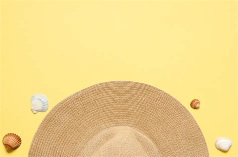 여름 방학 컨셉 플랫 레이 노란 배경에 모자와 조개 복사 Spase 합니다 이미지 모래에 대한 스톡 사진 및 기타 이미지