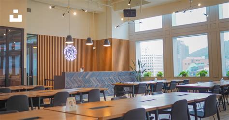 직사각형 갈색 나무 테이블과 의자 사진 Unsplash의 무료 학교 매점 이미지