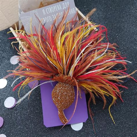 Брошка з пірям квітка будяк — ціна 950 грн у каталозі Брошки Купити аксесуари за доступною