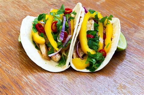 신선한 야채 구운된 닭고기 필렛 라임 맛 있는 옥수수 Tortillas 소박한 나무 배경 사이드 뷰 근접 촬영입니다 가득 찬에