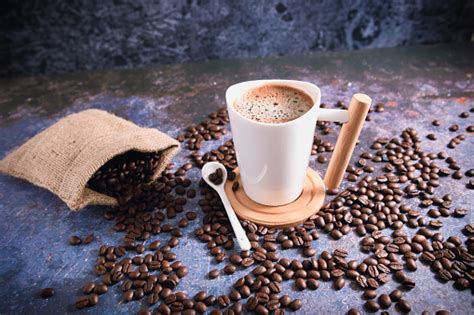 볶은 갈색 커피 콩과 뜨거운 커피 소박한 테이블에 라떼 아트 0명에 대한 스톡 사진 및 기타 이미지 0명 갈색 검은색 Istock