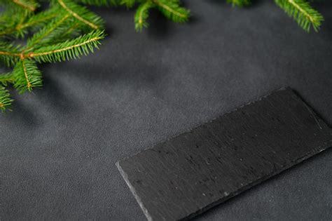 배경에 빈 검은 배경 크리스마스 트리 가지에 직사각형 좁은 돌 보드 크리스마스에 대한 스톡 사진 및 기타 이미지 크리스마스 탁자 편평한 Istock
