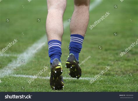 Football Soccer Player Running Opposite Direction Foto De Stock