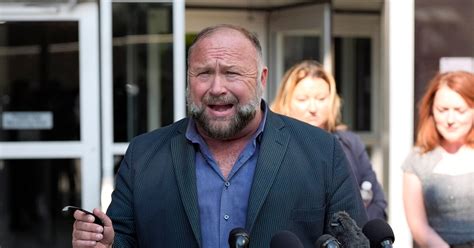 Complotdenker Alex Jones Moet Bezittingen Verkopen Om