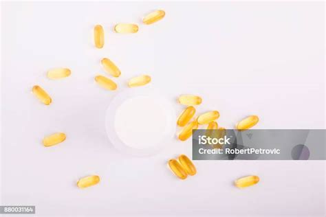 충분 한 오메가3 캡슐 주위 흰색 바탕의 흰색 병의 테이블 최고 총 약품 캡슐에 대한 스톡 사진 및 기타 이미지 약품 캡슐 에센셜 오일 보울 Istock