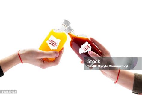 흰색 뚜껑이 달린 유리 병에 담긴 필터 커피와 유리 병에 담긴 신선한 주스는 흰색 배경에 두 손으로 잡고 있습니다 2명에 대한 스톡 사진 및 기타 이미지 Istock