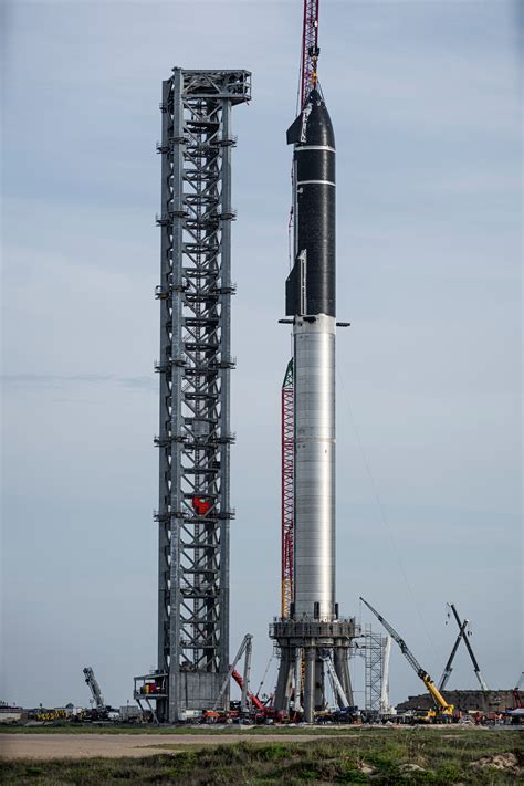 Here Stands Spacex Massive Mars Rocket Fully Stacked Autoevolution