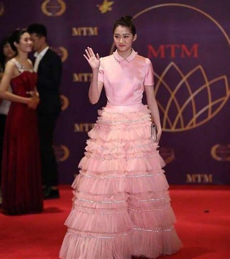 迪麗熱巴關曉彤風波後同穿「蛋糕裙」，一個仙姑，一個村姑！ 每日頭條