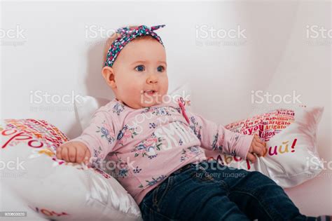 사랑 스러운 두 개월 된 여자 아기 베개에 거짓말을 하 고 카메라를 보고 미소에 대한 스톡 사진 및 기타 이미지 미소 사람들 사분의 삼 길이 Istock