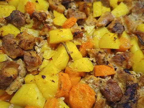 Свинско с картофи моркови и розмарин Pork Meat With Potatoes Carrots And Rosemary вкусни