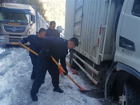 鲁掌边境派出所紧急救援因大雪被困人员200余人，车辆50余辆腾讯新闻