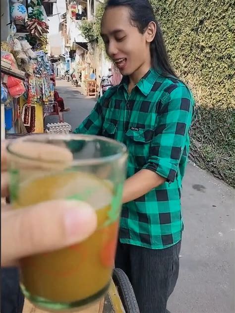 Viral Pria Penjual Jamu Bergaya Rambut Bak Artis Cina Curi Perhatian