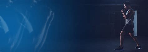 운동 모형 및 체육관에서 복싱 운동 헌신 및 훈련을 위한 남자 정보 공간 체력 및 강력한 운동 선수 격투 파워 도전 권투 선수 동기 부여 및 이중 노출 포스터 25 29세에