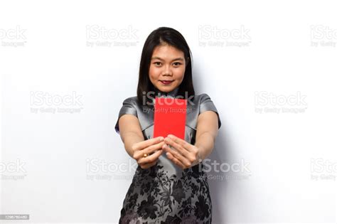 아시아 여성 드레스 전통적인 청삼 빨간 봉투를 잡고 흰색 배경에 고립 된 당신에게 그것을 제공 20 24세에 대한 스톡 사진 및