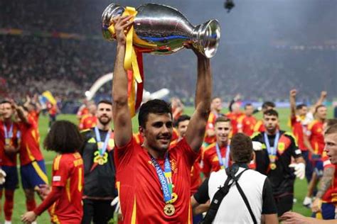 Craque da Euro Rodri faz lobby Está na hora de um espanhol ganhar a
