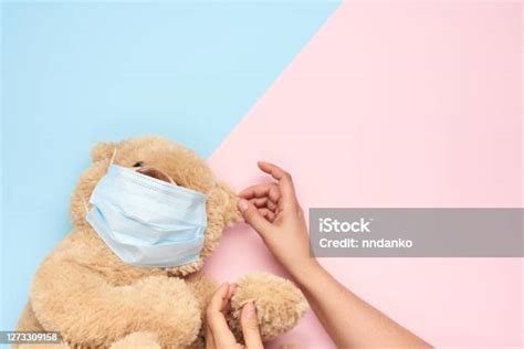 파란 분홍색 배경에 의료 용 마스크테니베어 호흡기 질환으로부터의 보호 개념 갈색에 대한 스톡 사진 및 기타 이미지 갈색