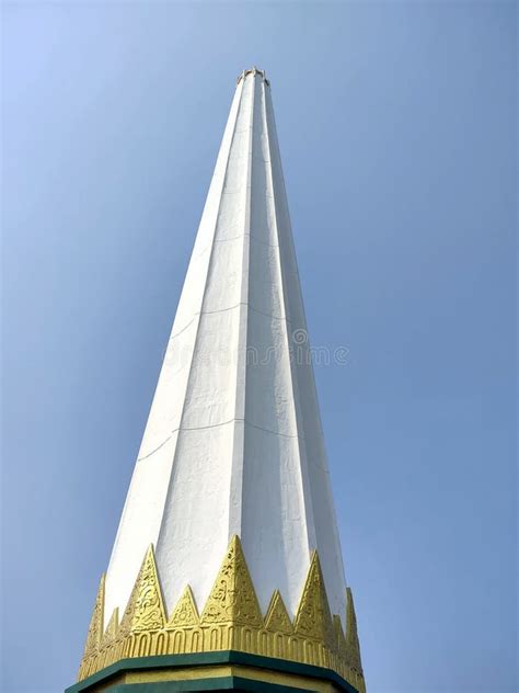 Tugu Pahlawan Es Un Monumento A La Lucha De La Gente De Surabaya Foto De Archivo Editorial