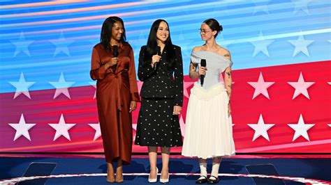 Ella Emhoff Dnc All The Fashion Doug Emhoffs Daughter And Kamala