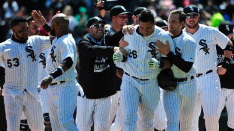 Avisail Garcia Leads White Sox Past Royals In Suspended Game Abc7 Chicago