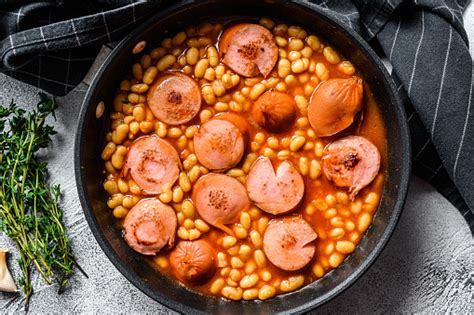 팬에 토마토 소스에 소시지와 콩 흰색 배경입니다 위쪽 보기 0명에 대한 스톡 사진 및 기타 이미지 0명 강낭콩 고기