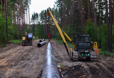 천연 가스 파이프 라인 건설 작업 산업용 가스 및 오일 파이프의 설치 및 설치를 위해 땅에 파고 트렌치 사이드 붐 또는 파이프 레이어크롤러 크레인 불도저 가솔린에 대한 스톡