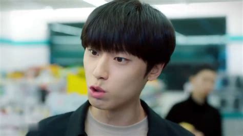 《再次十八岁》：这个男孩刚要结账却发现收银员是自己女儿，男儿满是疑惑腾讯新闻