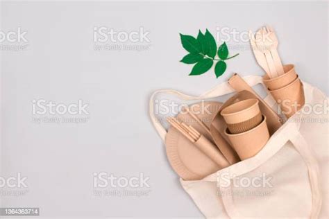 친환경 식기 텍스트 복사 공간이있는 회색 배경에 흰색 면 가방에 크래프트 종이 컵과 용기 길거리 음식은 종이 포장을 빼앗습니다