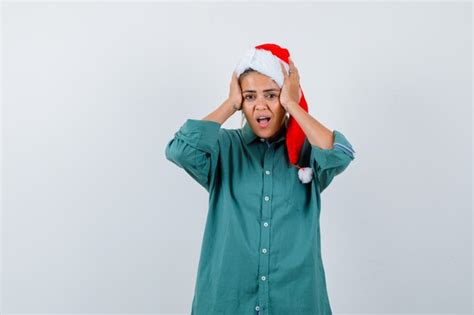 Mujer Joven En Camisa Gorro De Papá Noel Manteniendo Las Manos En La