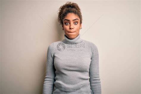 美丽的非洲裔美国女孩穿着高领毛衣站在白色背景上高清图片下载 正版图片506466423 摄图网