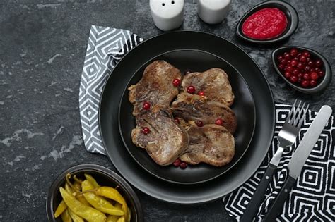 어두운 테이블에 제공되는 맛있는 쇠고기 혀 조각 평평한 누워 0명에 대한 스톡 사진 및 기타 이미지 0명 건강한 생활방식