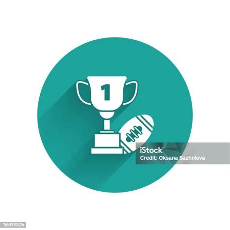 긴 그림자로 고립 된 화이트 어워드 컵과 미식 축구 공 아이콘 우승자 트로피 기호입니다 챔피언십 또는 대회 트로피 녹색 원 버튼입니다 벡터 일러스트레이션 금속에 대한 스톡