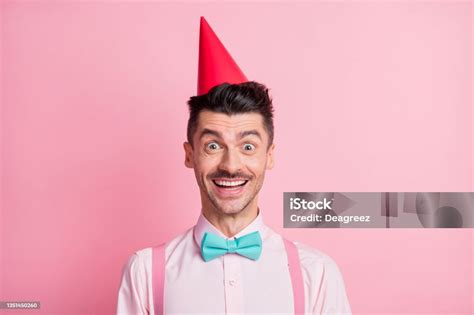 파스텔 핑크 컬러 배경에 고립 된 빨간 생일 콘에 흥분 남자의 사진 초상화 갈색 머리에 대한 스톡 사진 및 기타 이미지 갈색