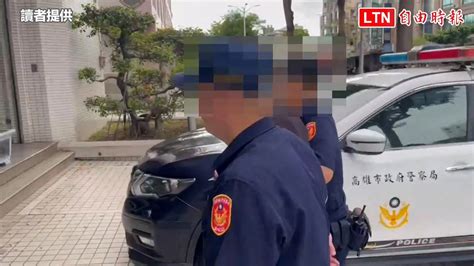 男騎車衝軍營被攔竟亮鋸子作勢攻擊 軍方優勢人力壓制（讀者提供） Youtube