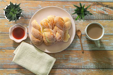 블랙 커피 한 잔과 오렌지 주스 크루아상 빵 뒷면에 잼이 달린 유리 그릇 상단 보기 음식 및 음료를 들고 있는 남성 0명에 대한 스톡 사진 및 기타 이미지 Istock