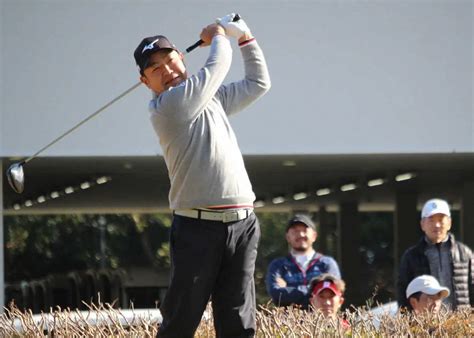 謝恩コンペで参加者に見守られてショットを放つ時松 ― スポニチ Sponichi Annex スポーツ
