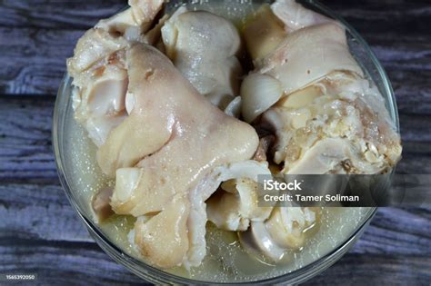 콜라겐과 젤라틴이 가득한 전통 수프를 곁들인 카와레 족발의 아랍 이집트 요리 익힌 소 발 족발 뼈 스튜 근육과 면역에 좋은