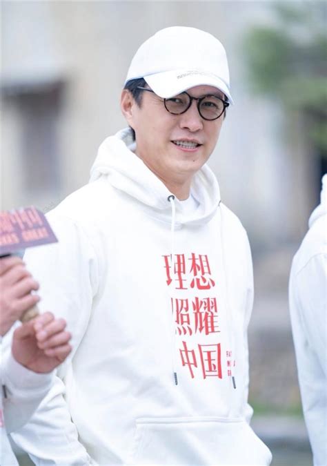 靳東胖了！新劇開機男神雙下巴明顯，網友：胖了也是帥哥 每日頭條