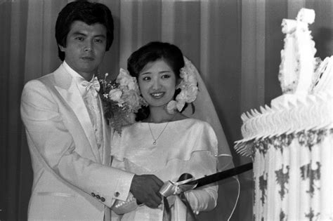 歌手山口百恵が俳優三浦友和と挙式／今日は？ 社会写真ニュース 日刊スポーツ