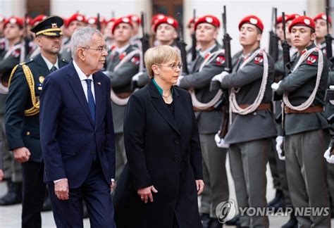 의장대 사열하는 오스트리아·슬로베니아 대통령 연합뉴스