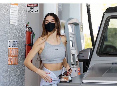 Зорсон мэт сайхан галбиртай Кендалл Женнер шатахуун авахдаа папарацид өртөв ТАС МН