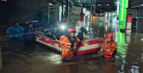 Diguyur Hujan Deras Sejumlah Pemukiman Di Tangsel Terendam Banjir TangerangDaily