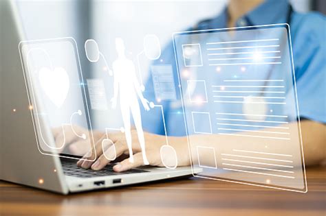 병원에서 일하는 컴퓨터를 사용하는 의사 데이터 환자 문서를 확인하는 컴퓨터를 사용하는 의사 건강 관리 병원 배경에 컴퓨터를 사용하는 의사 개념에 대한 스톡 사진 및 기타