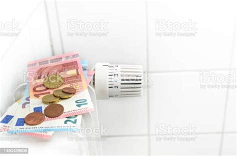 오래된 비효율적인 히터에 있는 유럽 지폐와 동전 에너지 위기로 인한 비용 증가에 대한 개념 복사 공간 선택된 초점 0명에 대한 스톡 사진 및 기타 이미지 Istock