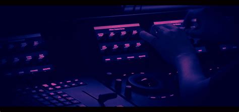 스튜디오에서 비디오 제작 제어판을 편집하십시오 에디터 편집 및 영화 포스트룸에서 영화 등급 Telecine 제어 기계 및 남자 손 편집 또는 포스트 프로덕션에서 디지털