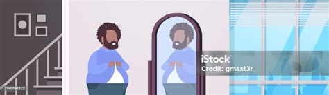 거울 아프리카계 미국인 크기 남자를 돌로 셔츠 건강에 해로운 생활 습관 비만 개념 현대 아파트 인테리어 평면 초상화 수평에