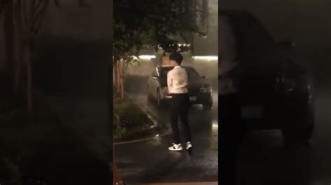 任嘉伦白鹿一生一世片场花絮路透，国超很会照顾女孩呀，把衣服脱了给鹿鹿披上，好温馨！任嘉伦allen 任嘉伦超话任嘉伦 任嘉伦allen