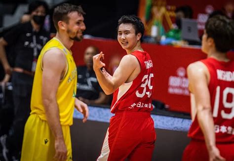 日本庫里33分大戰澳洲！三分15中8完爆男籃5大後衛，杜鋒臉被打腫 壹讀
