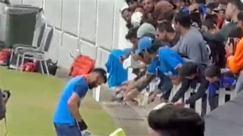 Virat Kohlis Lovely Gesture For Fans In Perth Wins Hearts Gives