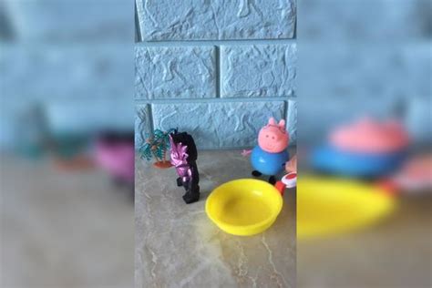 佩奇乔治猪妈妈去游乐场玩了，猪爸爸以为他们被怪兽抓了，把怪兽打了一顿怪兽佩奇乔治爸爸